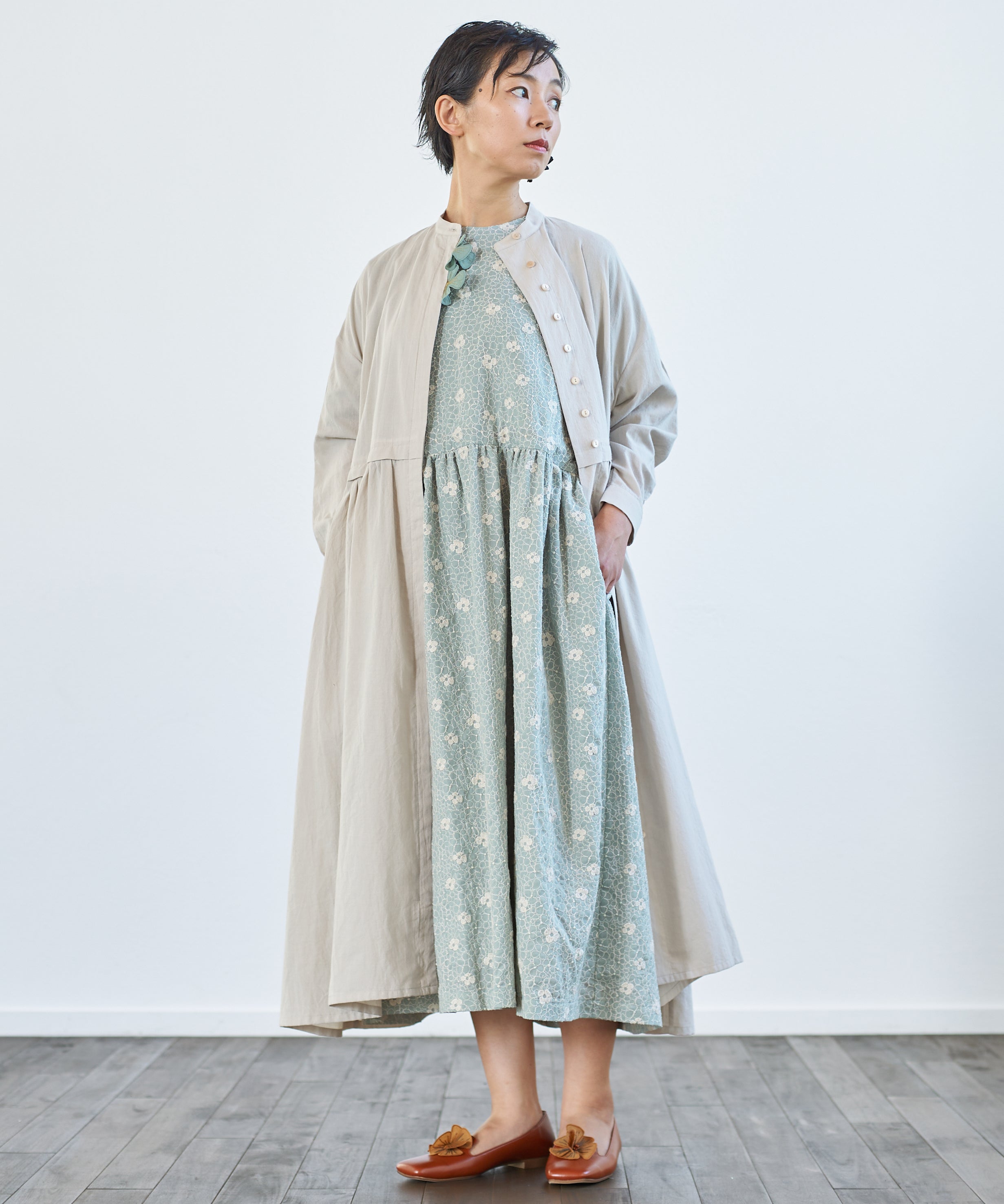 あじさい線画刺繍のワンピース (mul618) – WOOL STUDIO あじさい線画刺繍のワンピース (mul618) – WOOL STUDIO